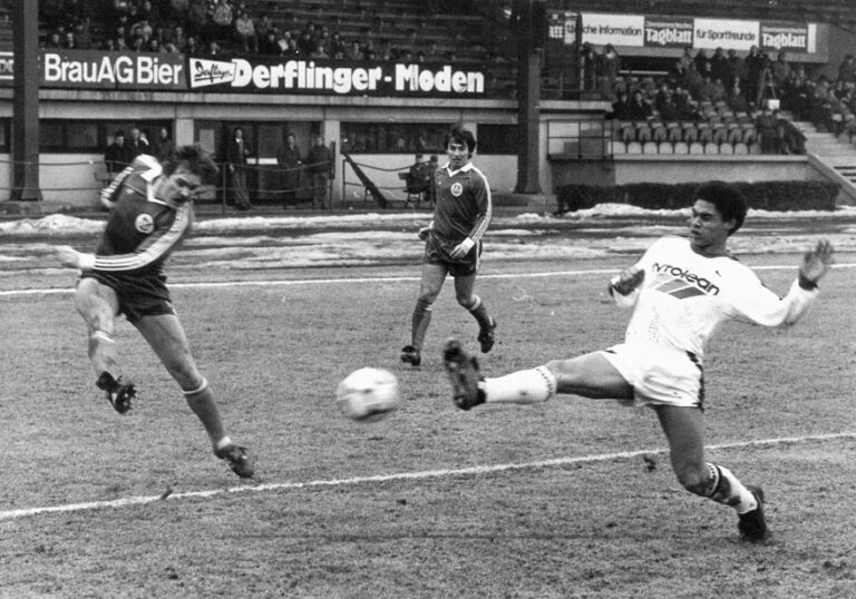 SK VÖEST Linz gg. FC Wacker Innsbruck (3 : 0) vom 13. Februar 1982 ...
