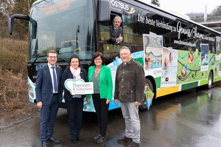 Österreichische Postbus AG mit „Thermenlandbus“ auf voller Fahrt ...